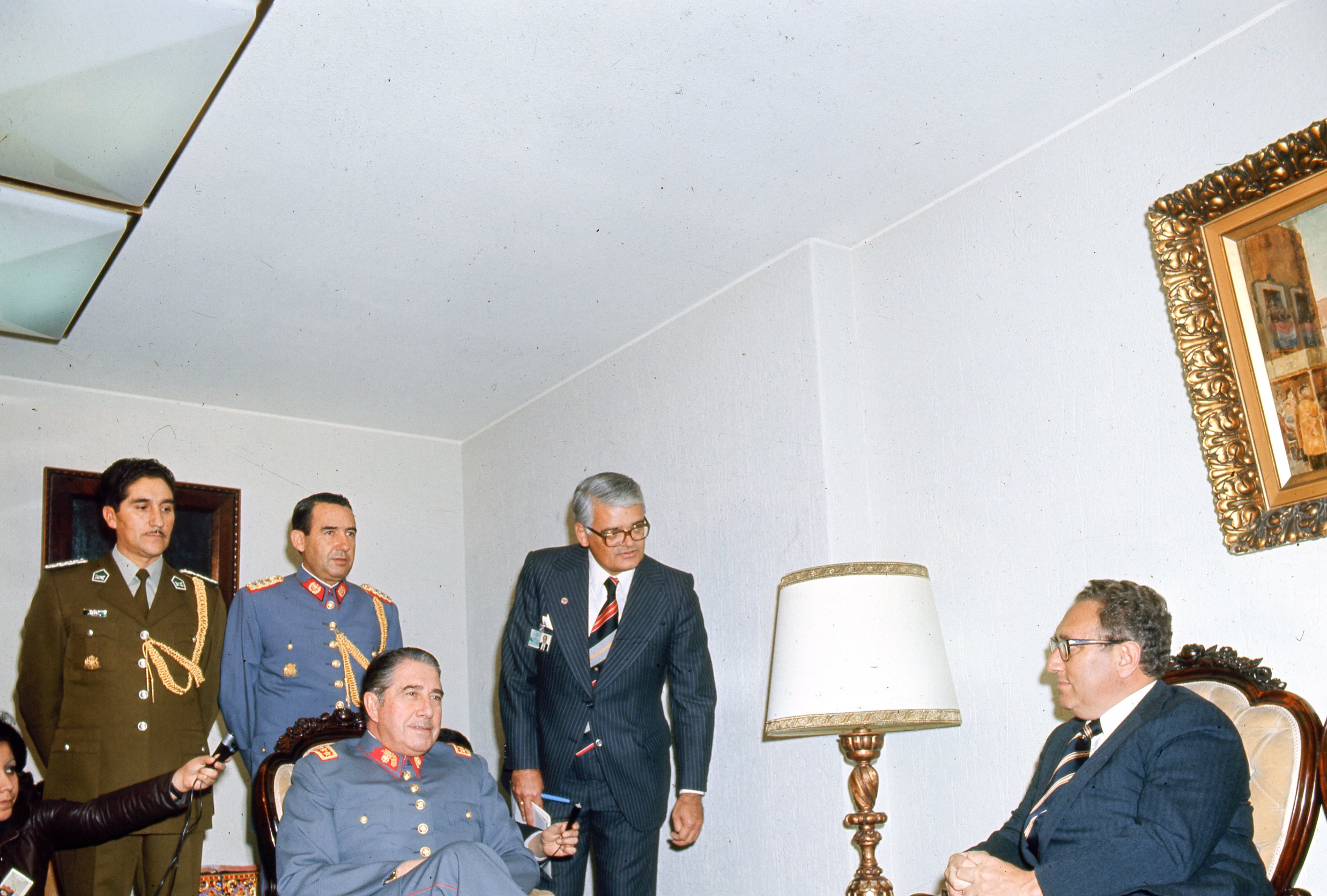 El arte de archivarlo todo - por Claudio Fuentes S. - Revista Santiago